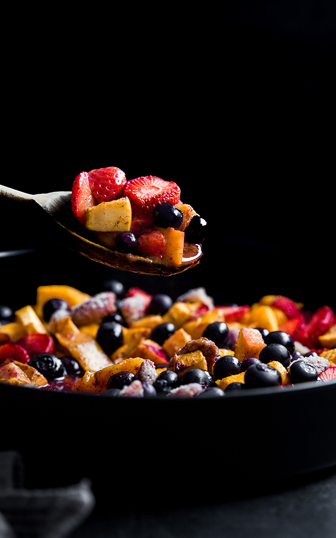 Baked fruit salad with caramelised pecans | Cooking Lovers