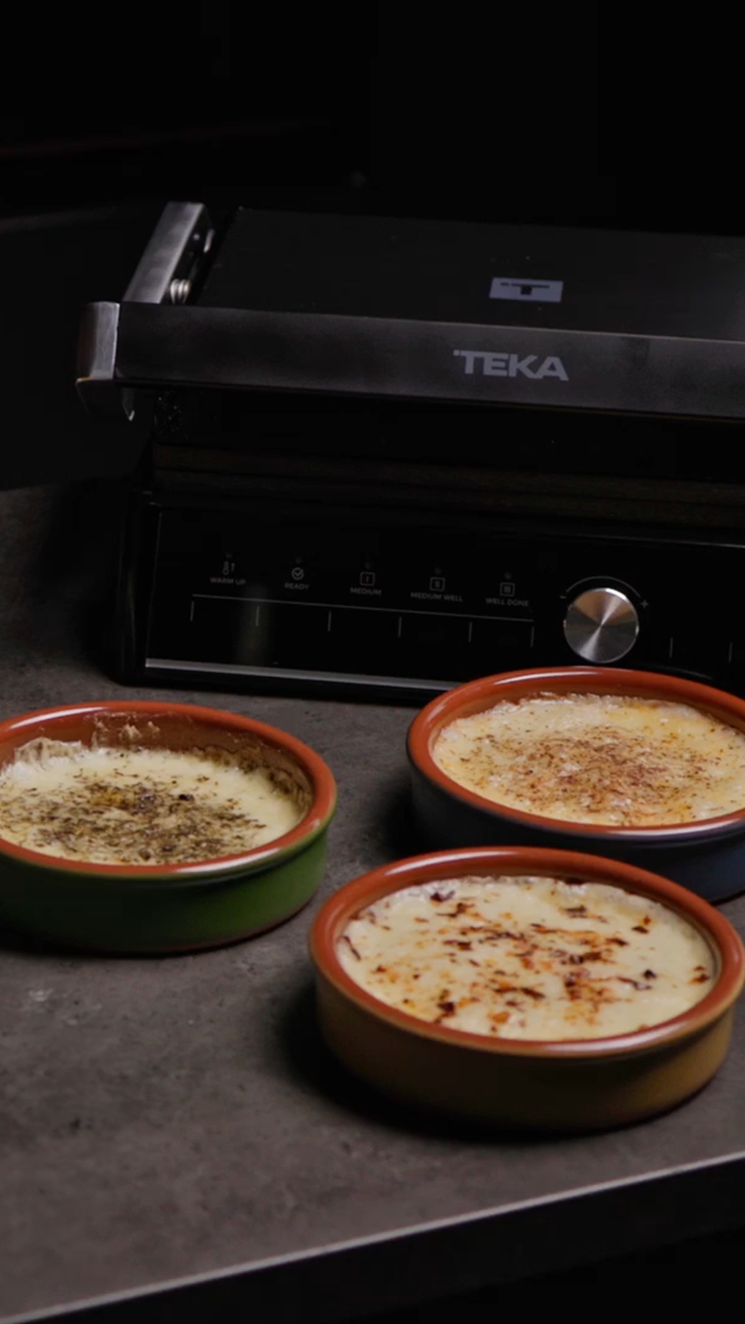 Cazuelitas de provolone con solomillo y verduras | Cooking Lovers