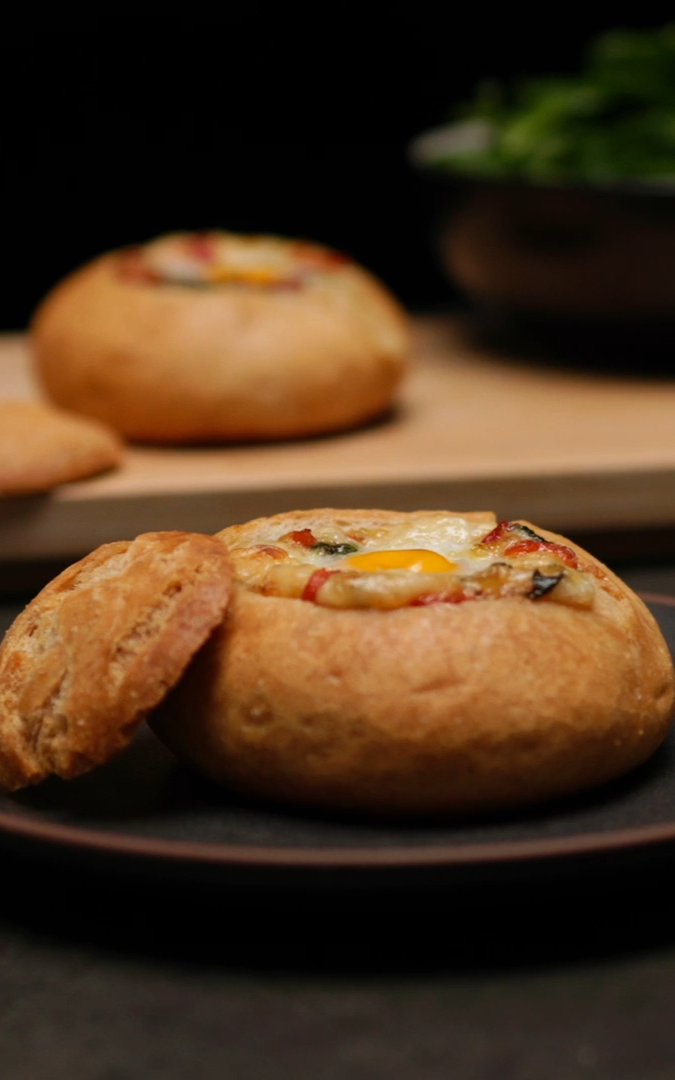 Provolone and spinach bread bowl with caramelised onion | Cooking Lovers