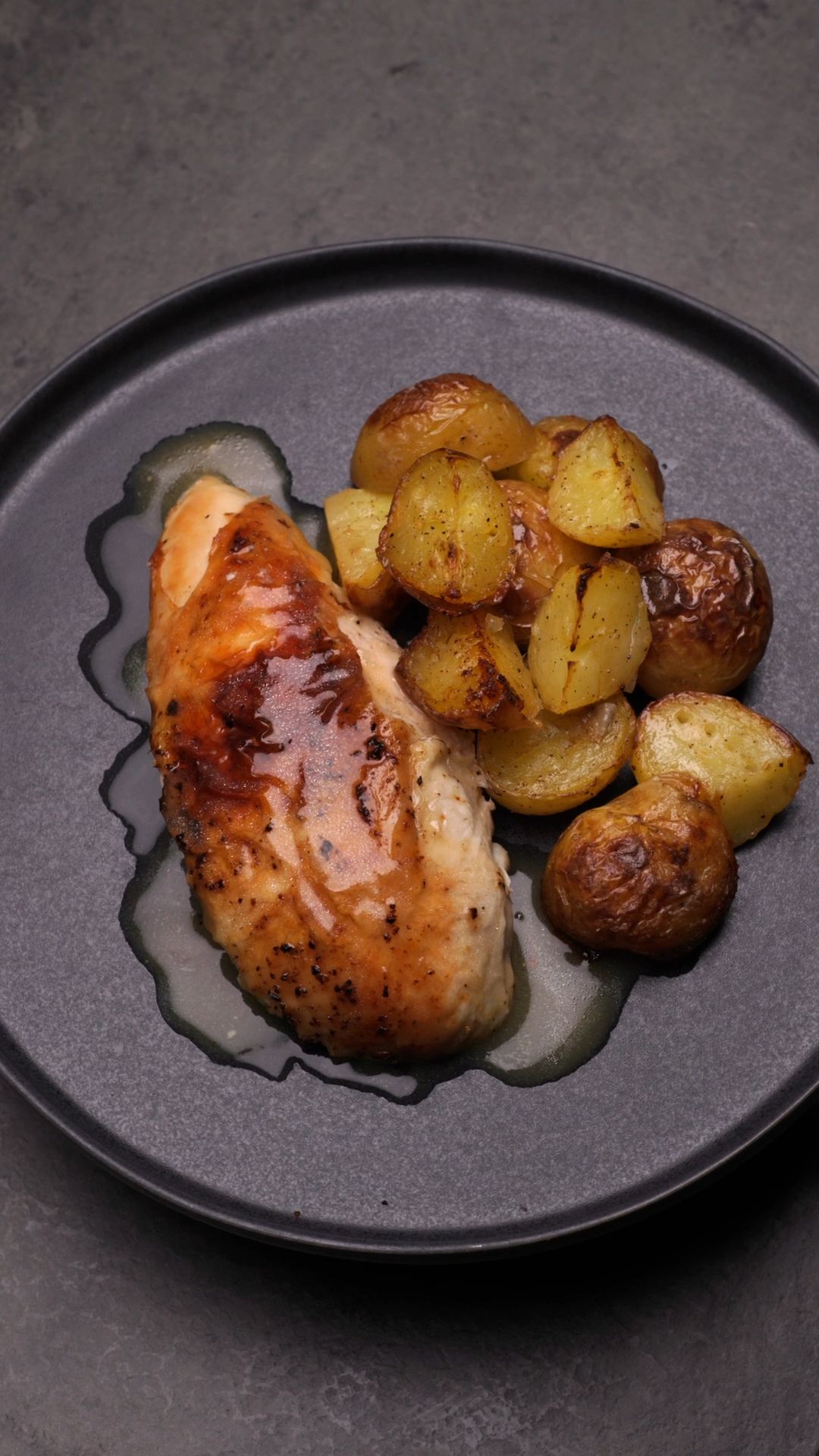 Roast chicken with crispy baby potatoes | Cooking Lovers